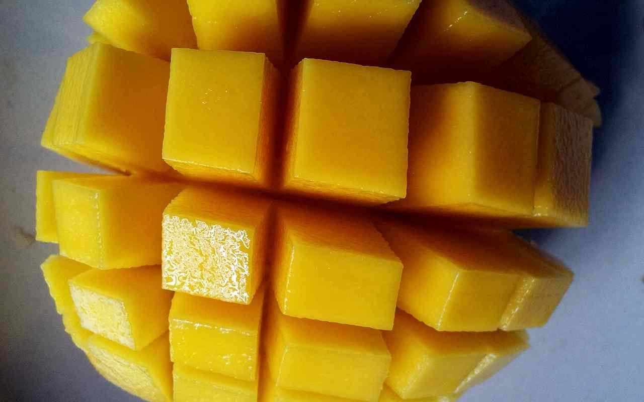 Come tagliare il mango a cubetti e a fettine e ricette