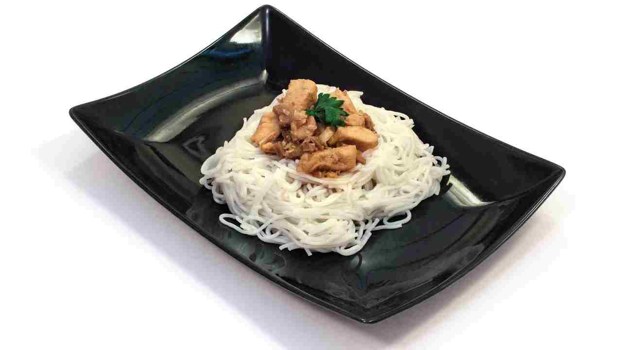 Come cucinare gli spaghetti di riso: ricette e istruzioni