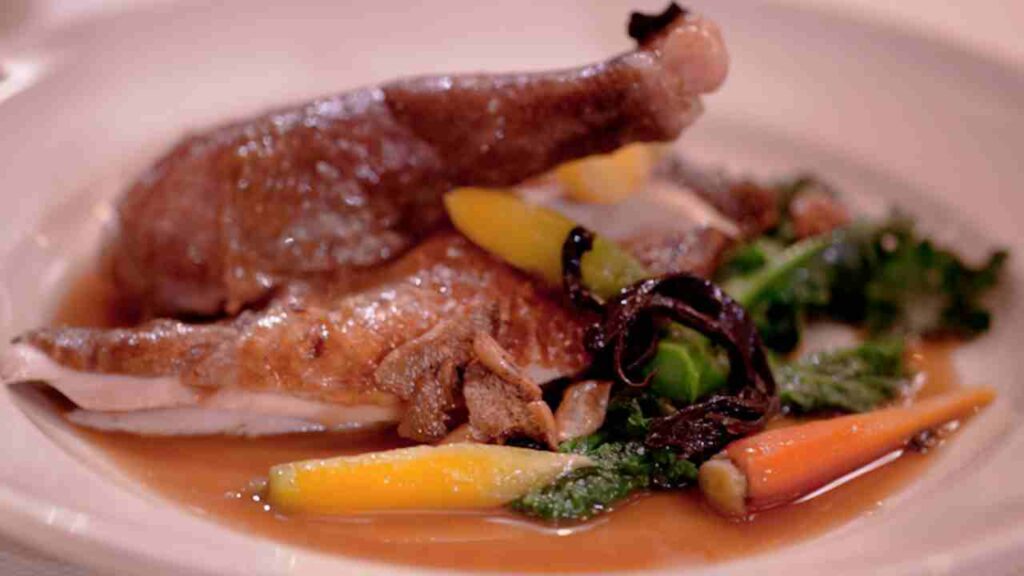 Come cucinare la faraona in tegame: ricetta e consigli