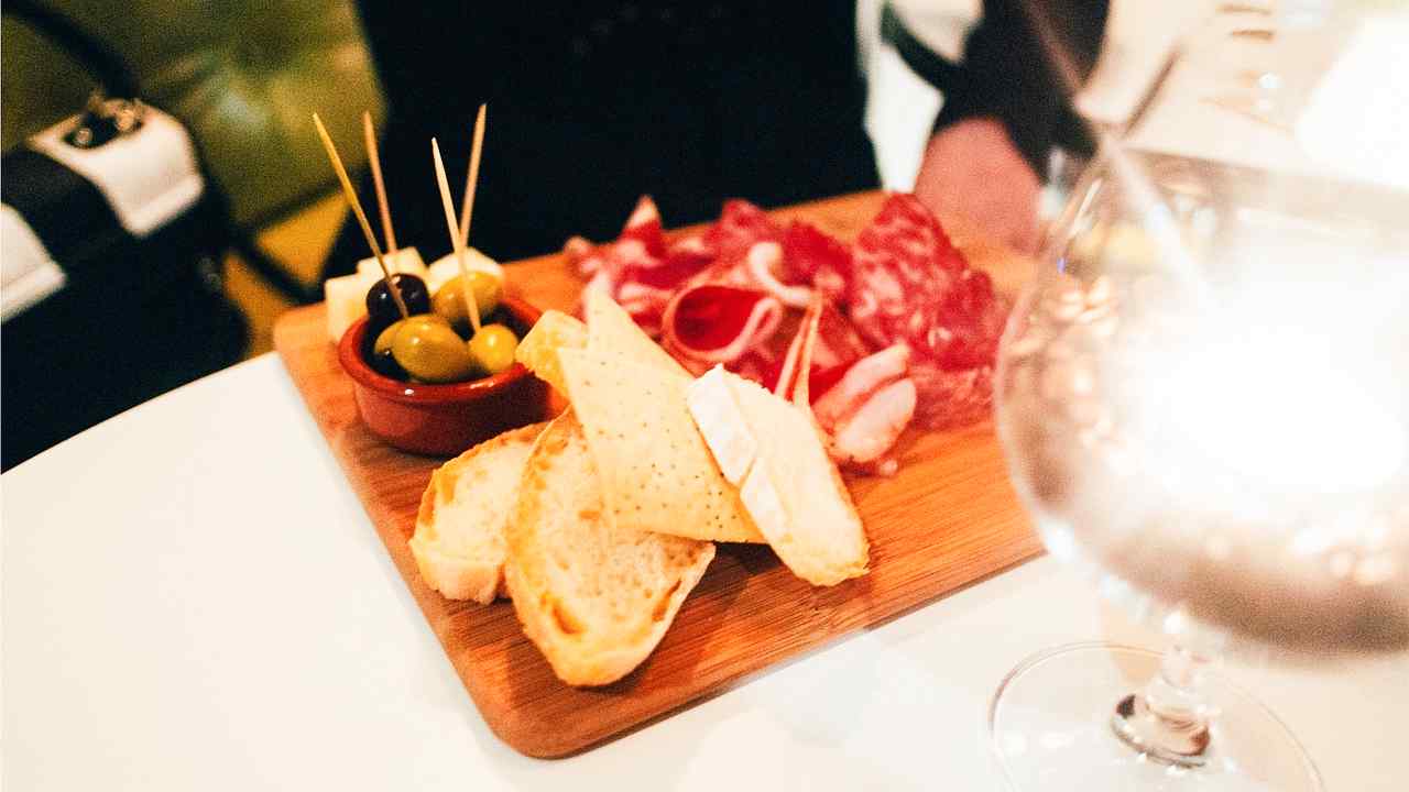 Come preparare un tagliere salumi e formaggi perfetto