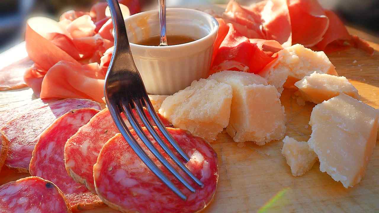 Come preparare un tagliere salumi e formaggi perfetto