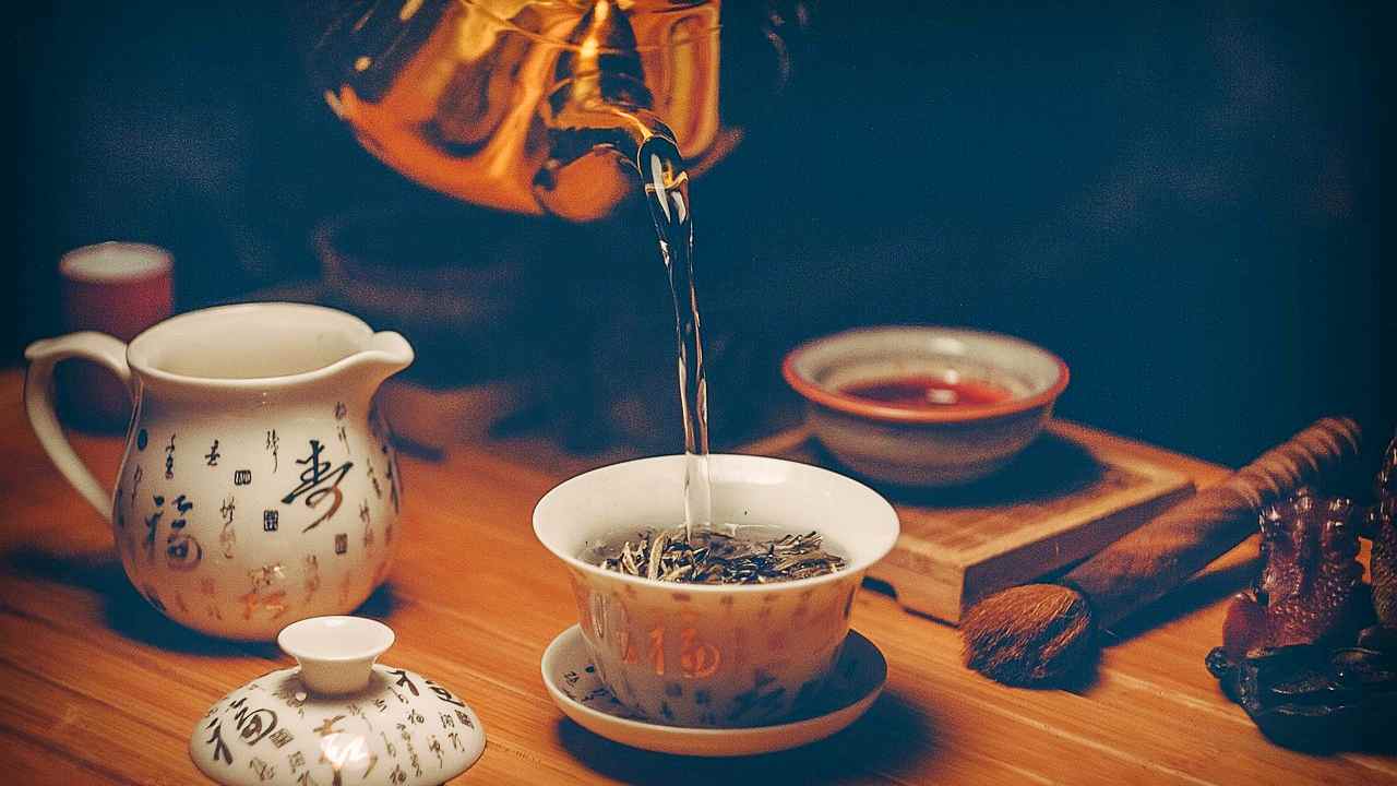 Si può bere tè ogni pomeriggio? Benefici e controindicazioni